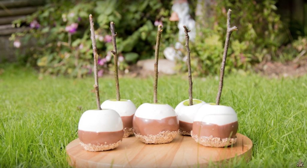 How to make S'mores Candy Apples - For Halloween - Steve's Kitchen